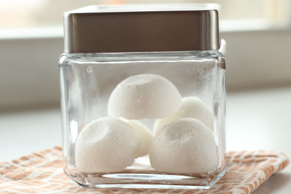 HOW TO MAKE NATURAL TOILET CLEANING BOMBS: EASY RECIPE - Healthy Home ...