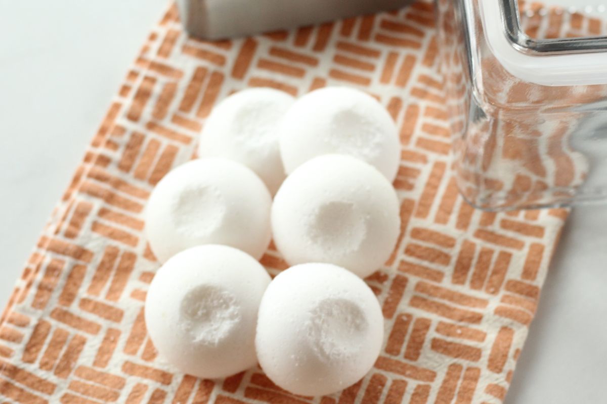 HOW TO MAKE NATURAL TOILET CLEANING BOMBS: EASY RECIPE - Healthy Home ...